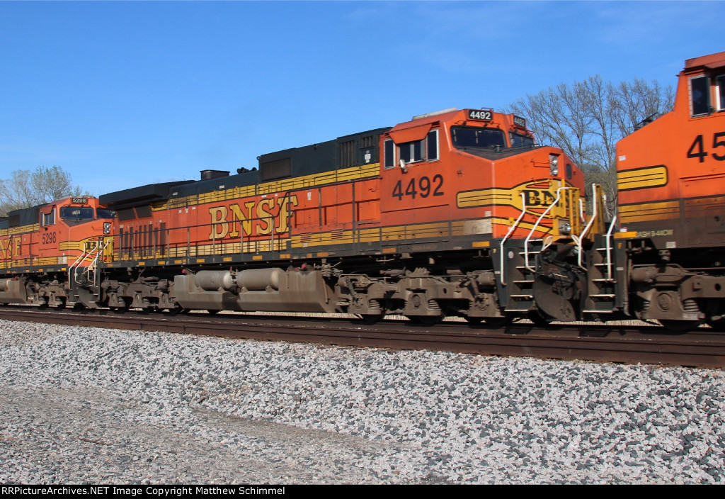 BNSF 4492